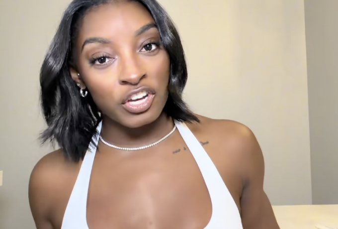 H Σιμόν Μπάιλς μίλησε ανοικτά για την αυξητική στήθους στην οποία υποβλήθηκε | SDNA